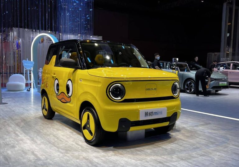 รถไฟฟ้าคันเล็กน่ารัก Geely Panda Mini ลายเป็ดน้อยสีเหลือง Limited ...