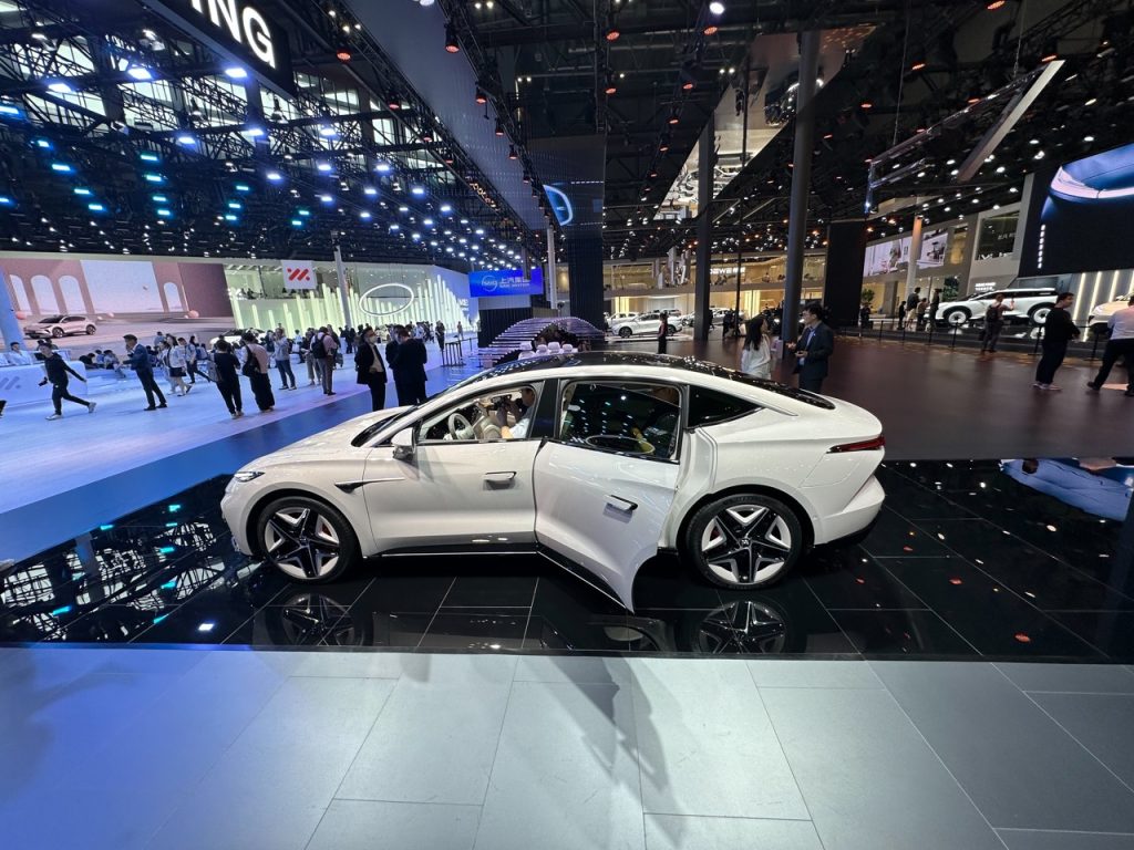 Rising Auto F7 รถซีดานไฟฟ้า วิ่งได้ไกล 600 กม. เปิดตัวอย่างเป็นทางการใน ...