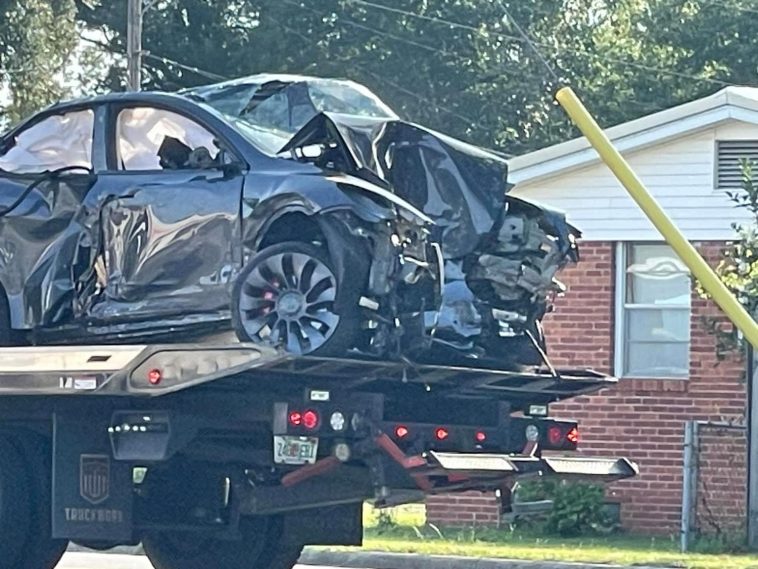 Tesla Model Y ถูกรถบรรทุกชน สภาพพังยับ แต่ผู้ขับขี่รอดชีวิต! - EVMoD