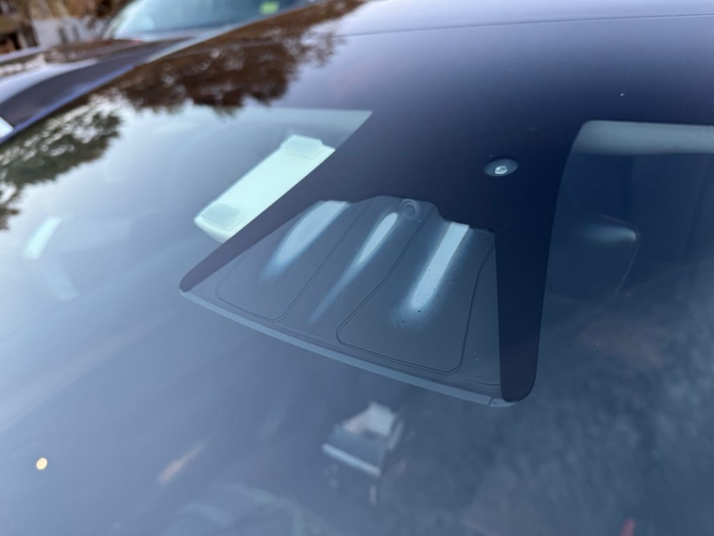 ผู้ใช้ Tesla Model 3 พบปัญหาฝ้าบังกล้องหน้า ระบบขับขี่อัตโนมัติไม่ทำงาน ...