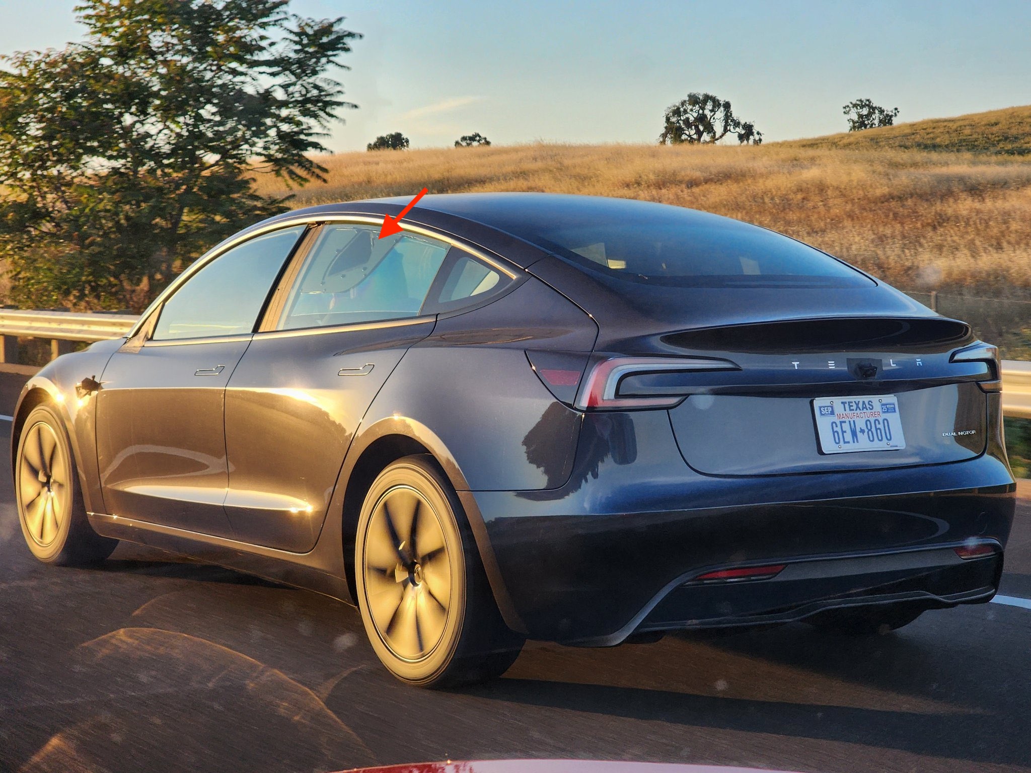 พบ Tesla Model 3 วิ่งทดสอบ ไร้กระจกมองข้าง ติดกล้องด้านข้างที่กระจก อาจ