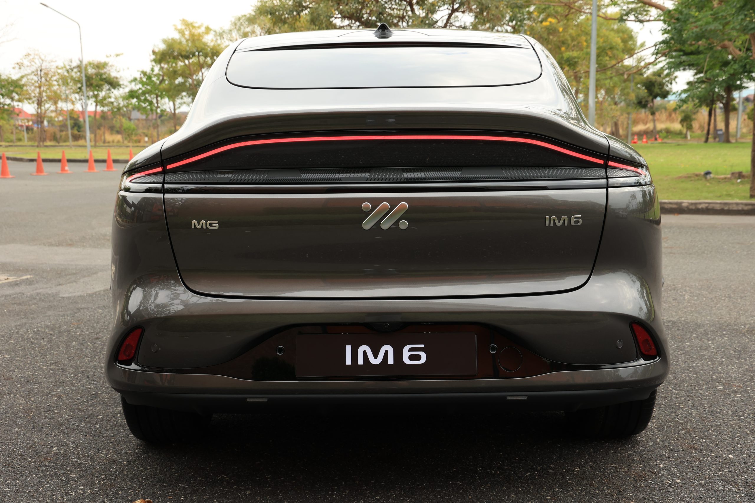 MG IM6 รถ SUV ไฟฟ้า Coupé สุดหรู แบต 800V (ชาร์จไวสุดในไทย) พาชมคันจริงพร้อมลองระบบจอดอัจฉริยะ ...